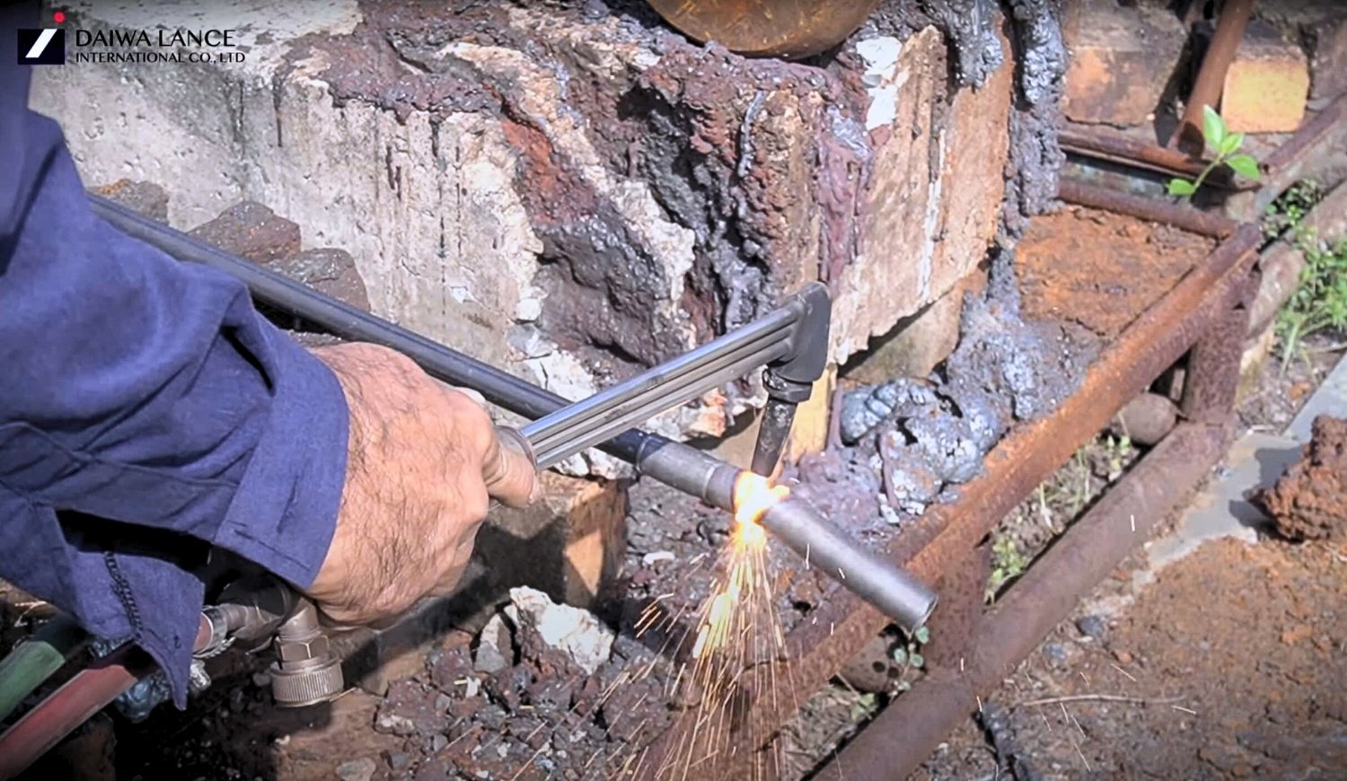 Oxyacetylene Torch Usage In Thermic Lance Cutting